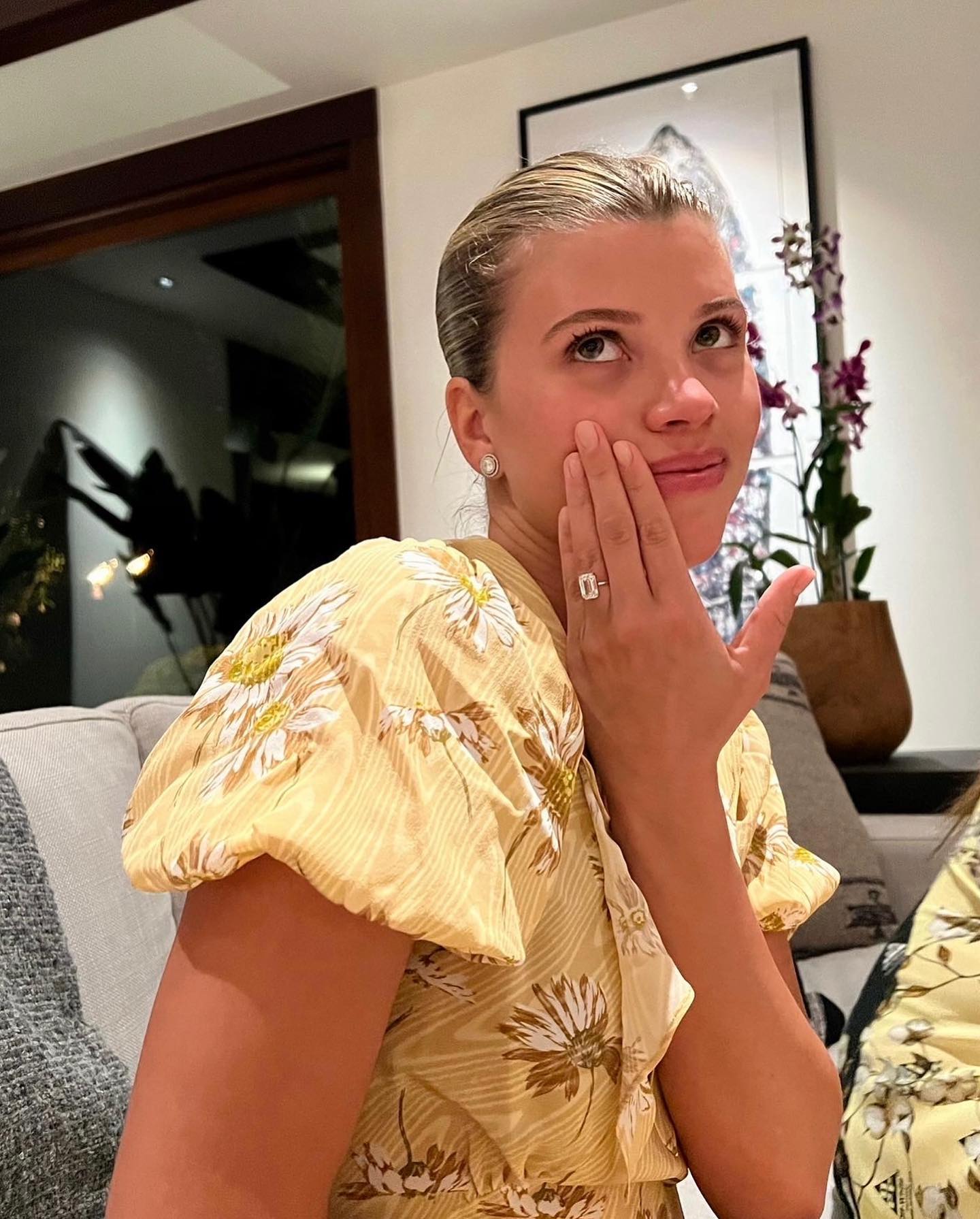 Enchanting Elegance: Sofia Richie Grainge’s Emerald Diamond Solitaire Engagement Ring